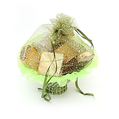 Buy Tree Of Life Gift Basket Bouquet With 10 Assorted Chocolates 174 Gm ...
